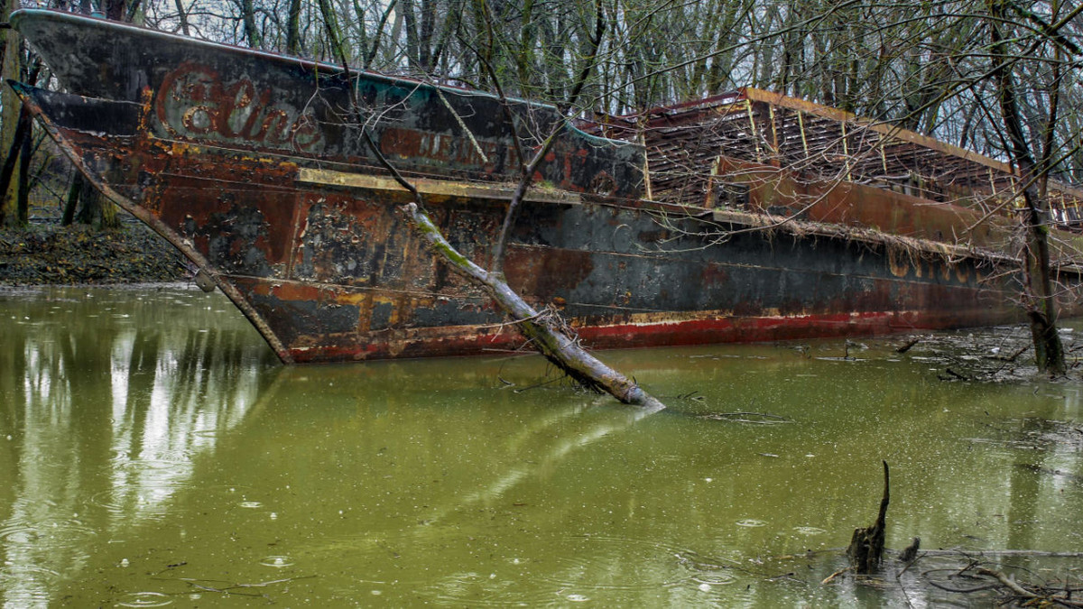 You Can Hike To Kentucky's Only Abandoned Ghost Ship