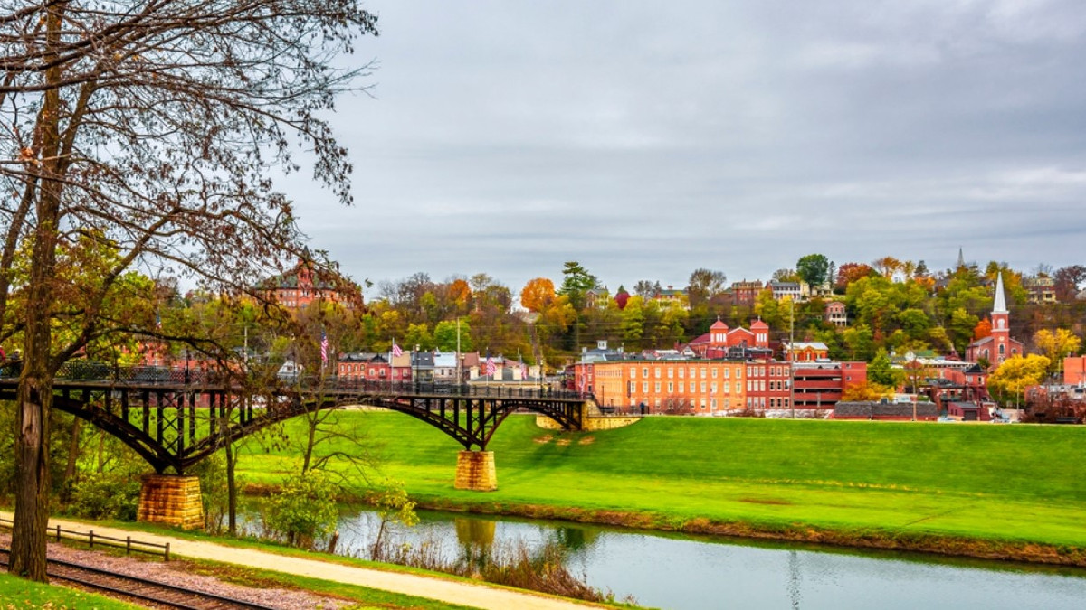 10 Cozy Towns In The Midwest To Visit This Fall