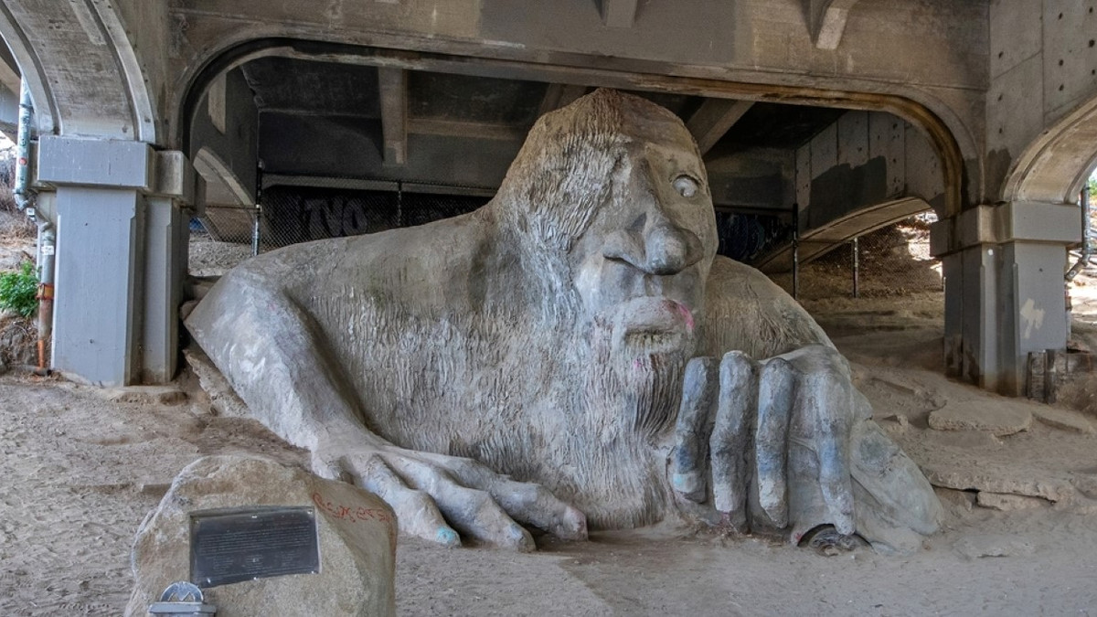 One Of America's Creepiest Attractions Is In A Weird Spot In This City