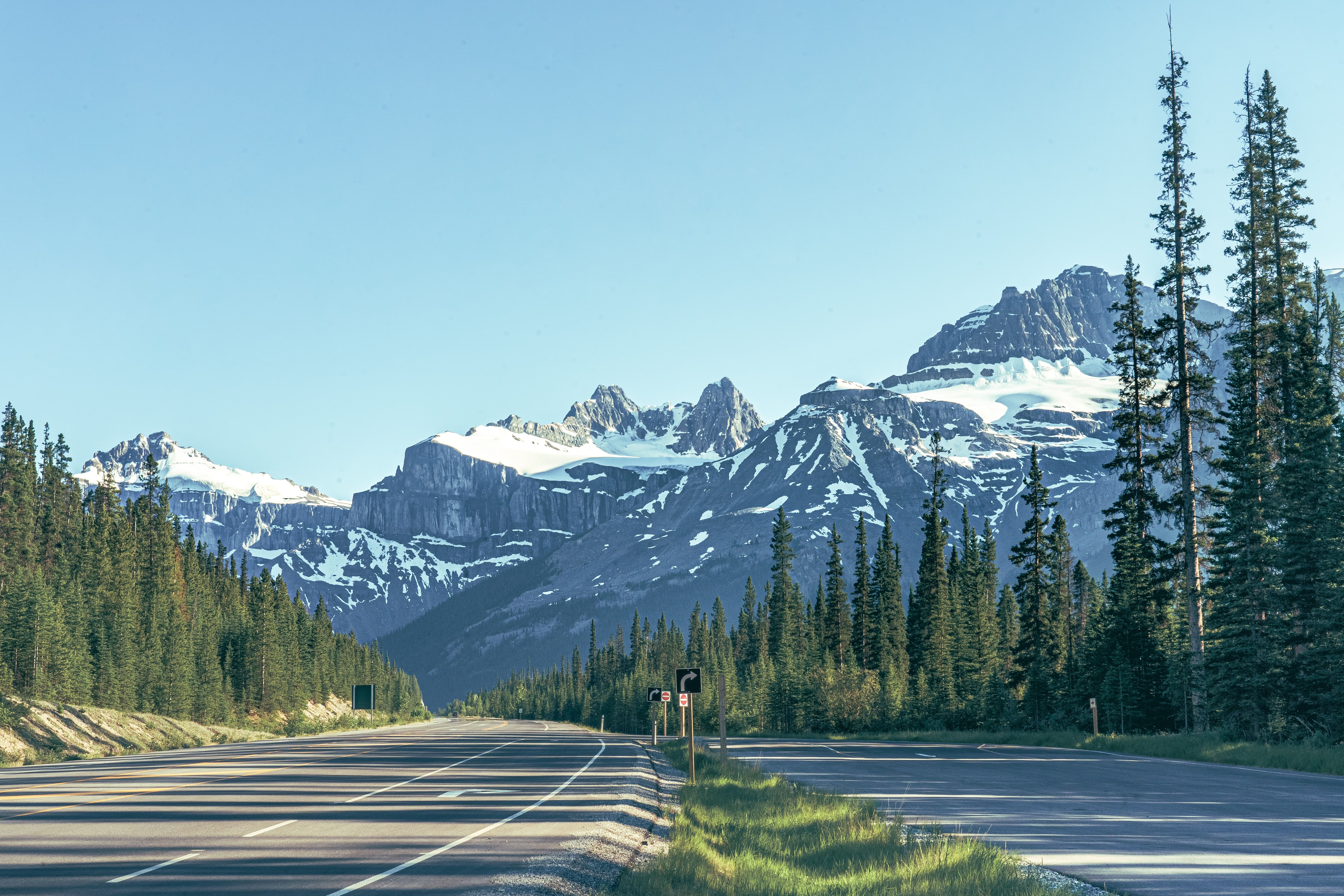 10 of Alberta's Most Beautiful Road Trips Worth Crossing The Border For