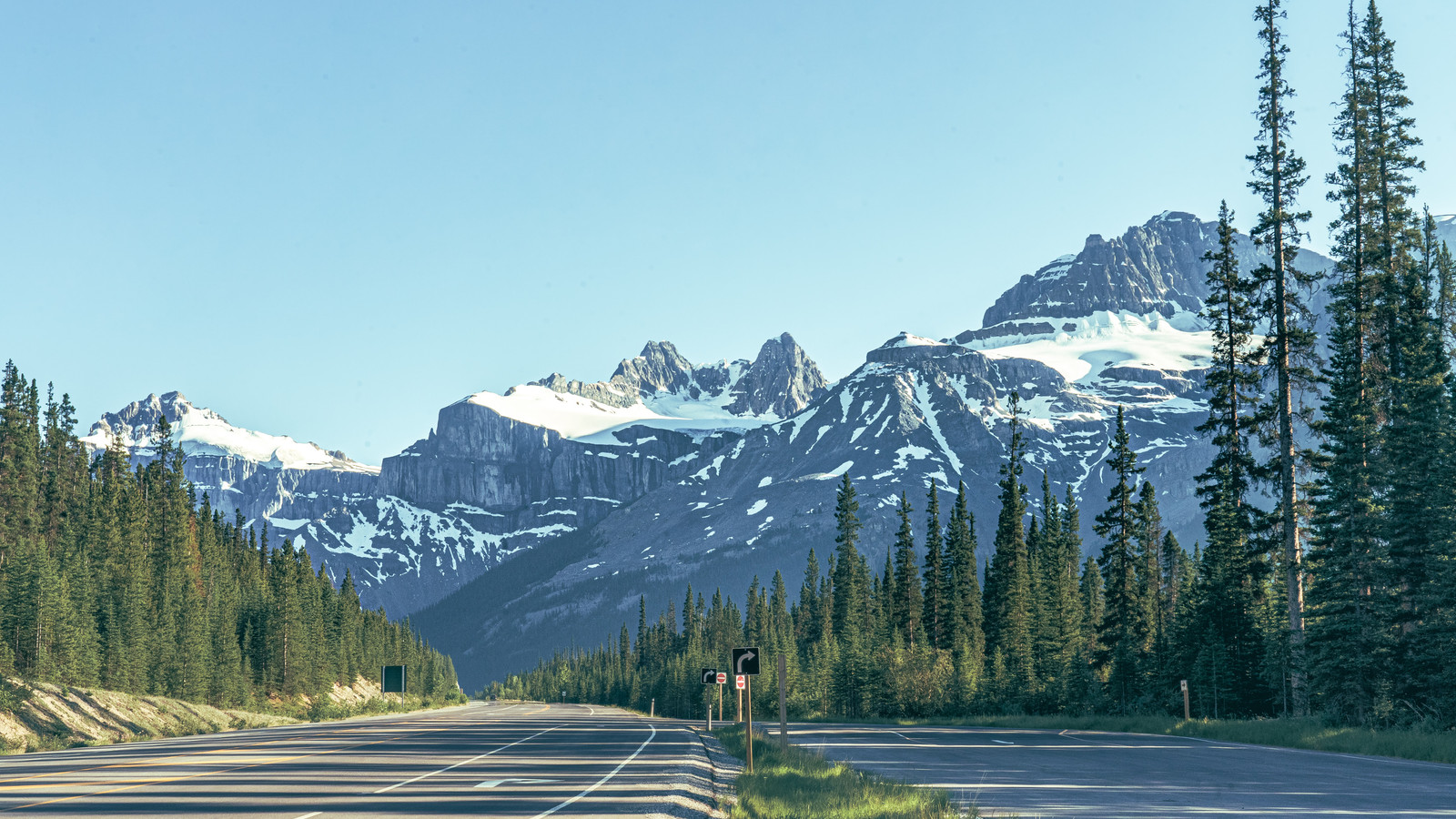 10 of Alberta's Most Beautiful Road Trips Worth Crossing The Border For