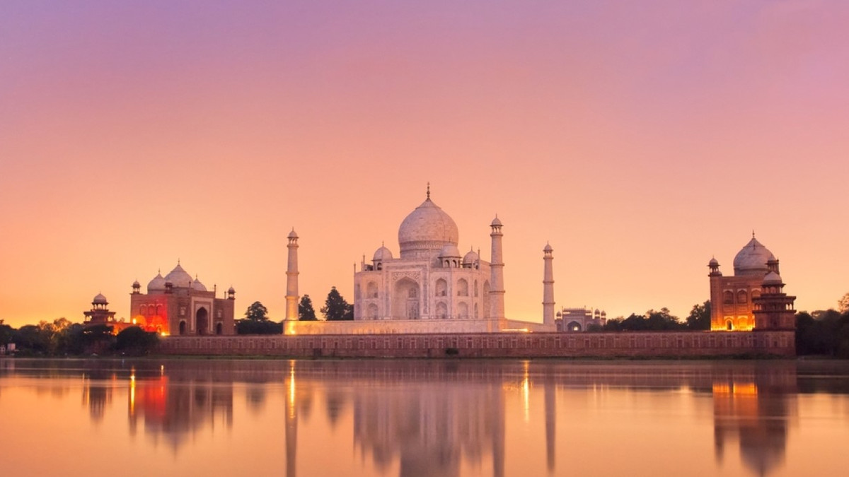 10 Famous Landmarks Around The World (& The Stories Behind Them)