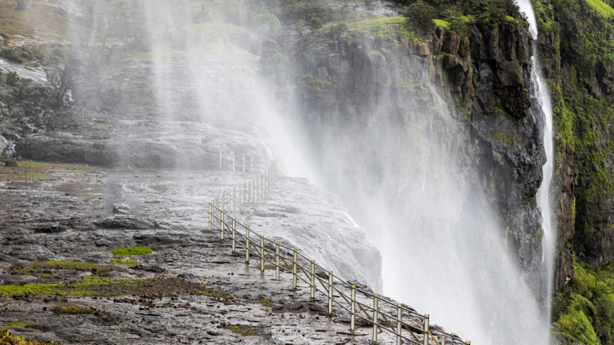 Reverse Waterfalls: They Exist And This Is How (& Where) To See Them