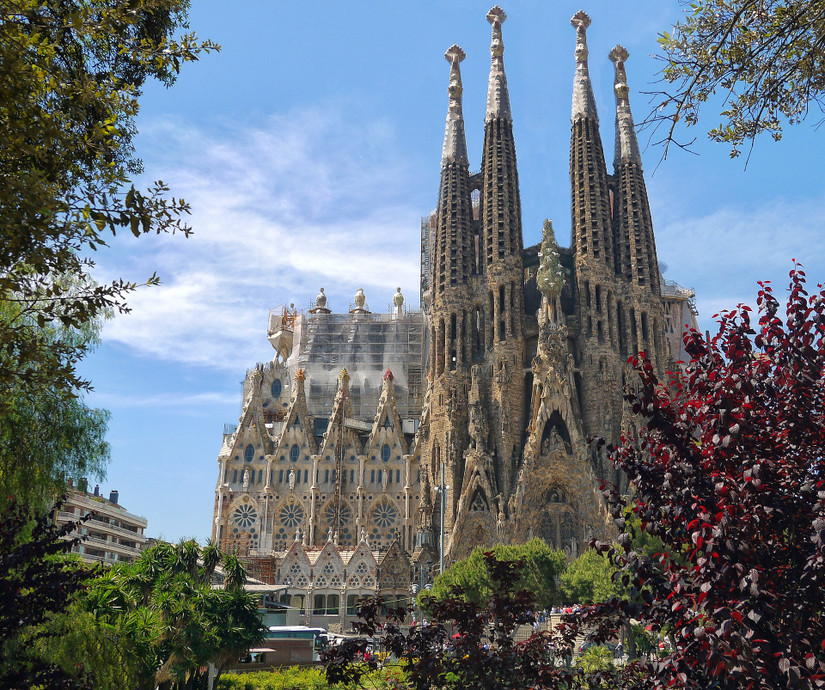 10 Famous Landmarks Around The World (& The Stories Behind Them)