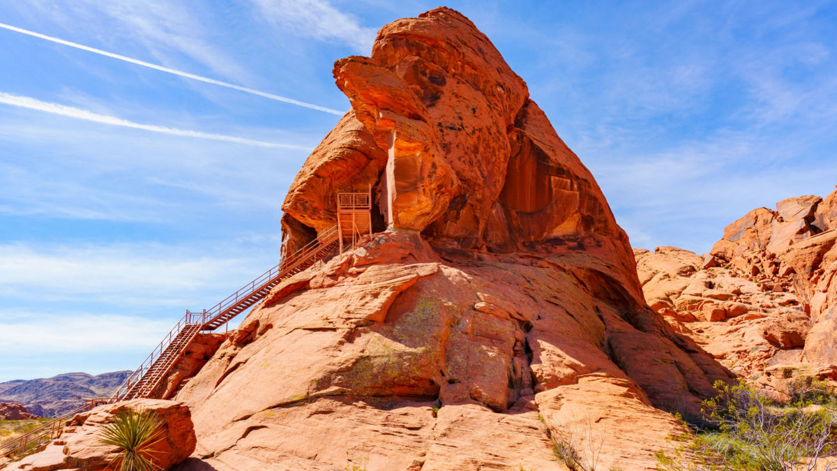 Everything You Need To Know About The Valley Of Fire's Atlatl Rock & It ...