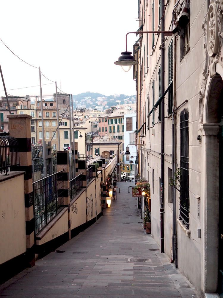 genoa narrow streets