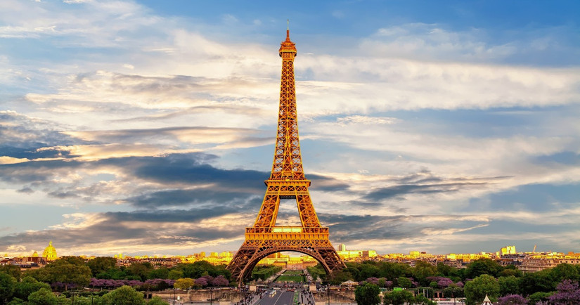 10 Famous Landmarks Around The World (& The Stories Behind Them)