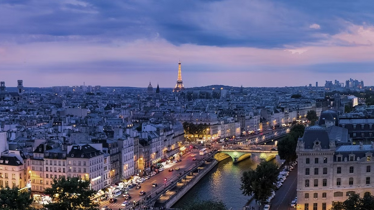 10 Best Nightclubs To Visit In Paris For The Ultimate Nightlife Experience