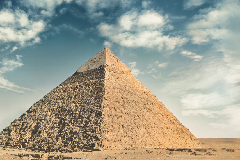 10 Famous Landmarks Around The World (& The Stories Behind Them)
