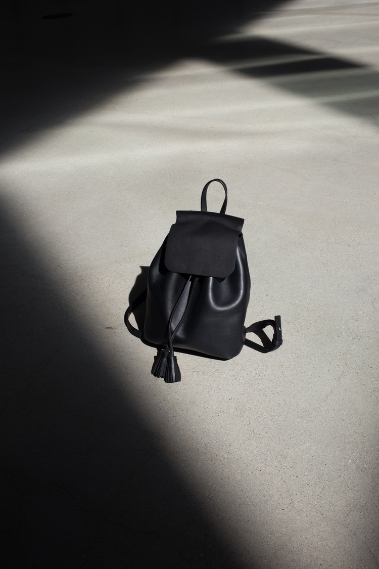 10 Brilliant Ways To Carry More Things While Hiking (Including Your Phone)