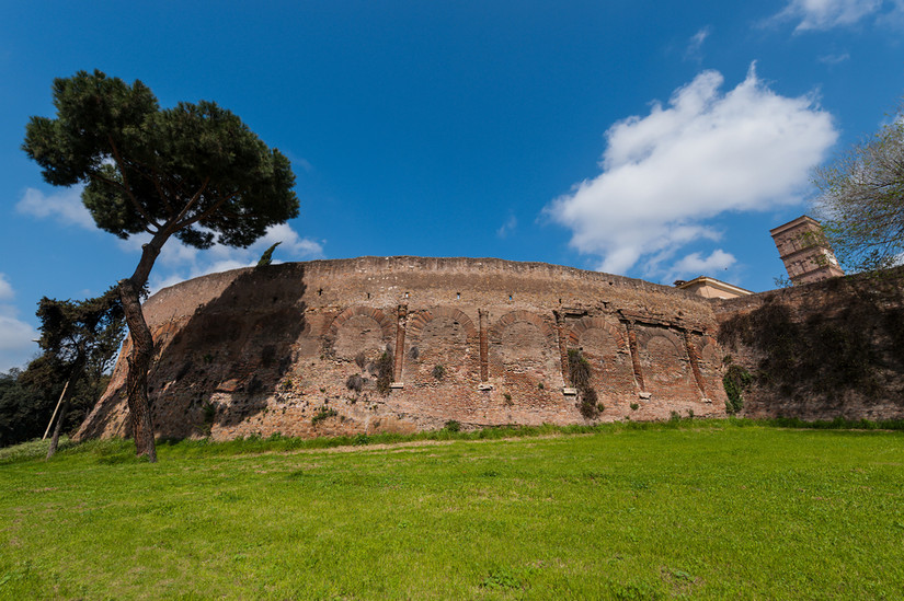 10 Ancient Roman Monuments Transformed Into Defensive Structures In The ...