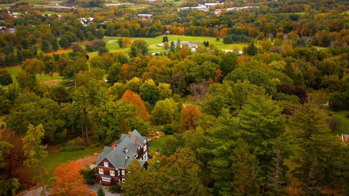 10 Bennington, Vermont, Hotels To Book For A Memorable Fall Stay