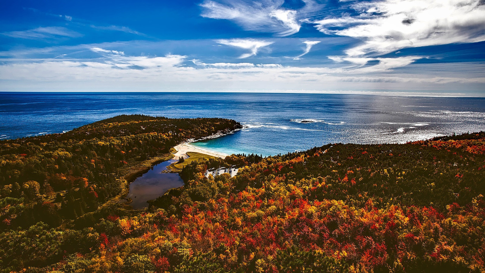 7 Surprising Beach Towns That See Beautiful Fall Foliage