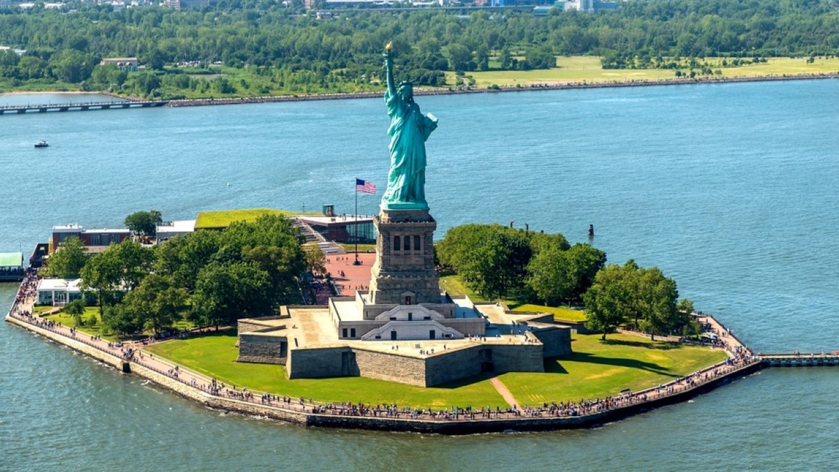 10 Colossal Statues Around The World Worth Having On Your Bucket List
