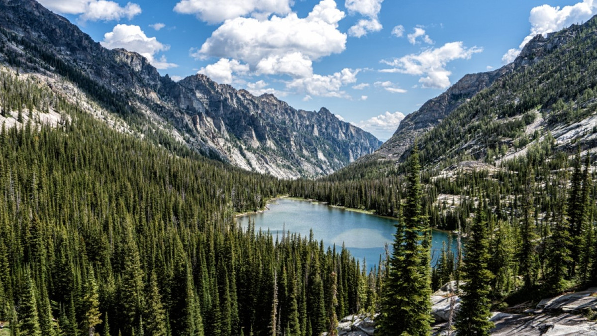 10 Scenic Montana Towns For Avid Hikers