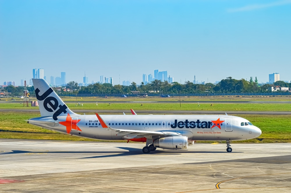 Unruly Jetstar Passenger Attempts to Open Door Midflight Prompting ...