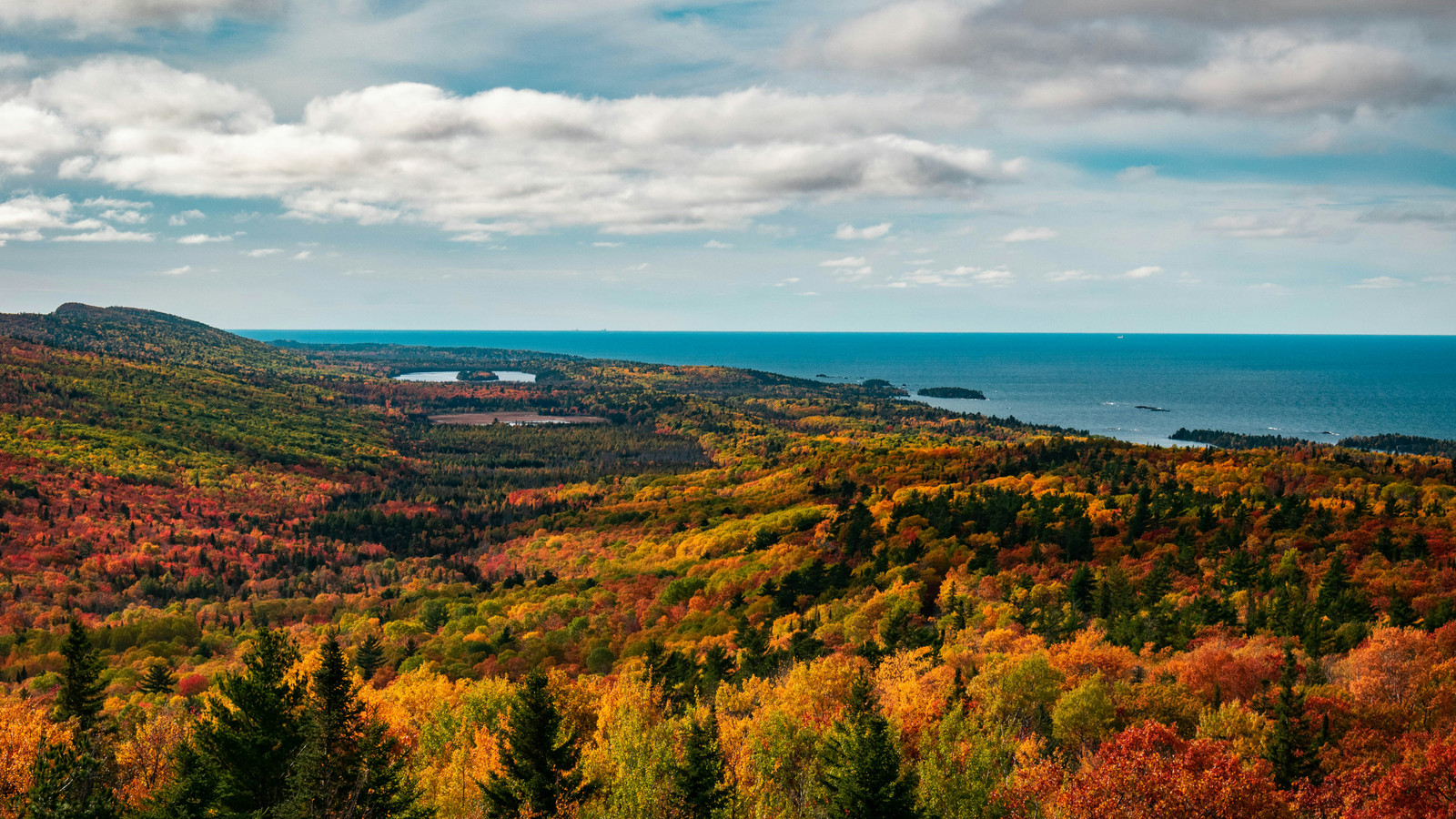 7 Best Small Towns On Michigan's Upper Peninsula For Fall Foliage
