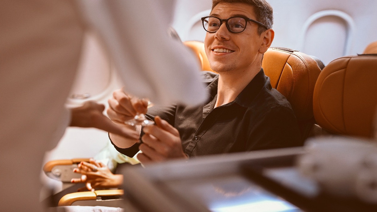 7 Best Dining Experiences In Business Class