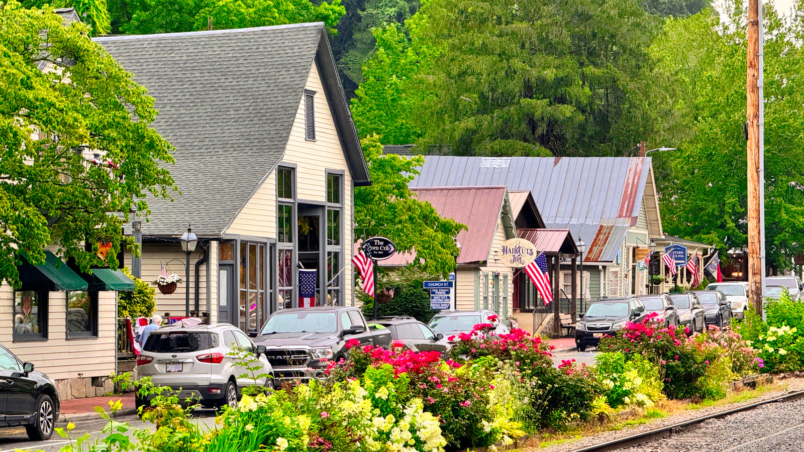 North Carolina's Cutest Blue Ridge Town Gives Mini Asheville Vibes And ...