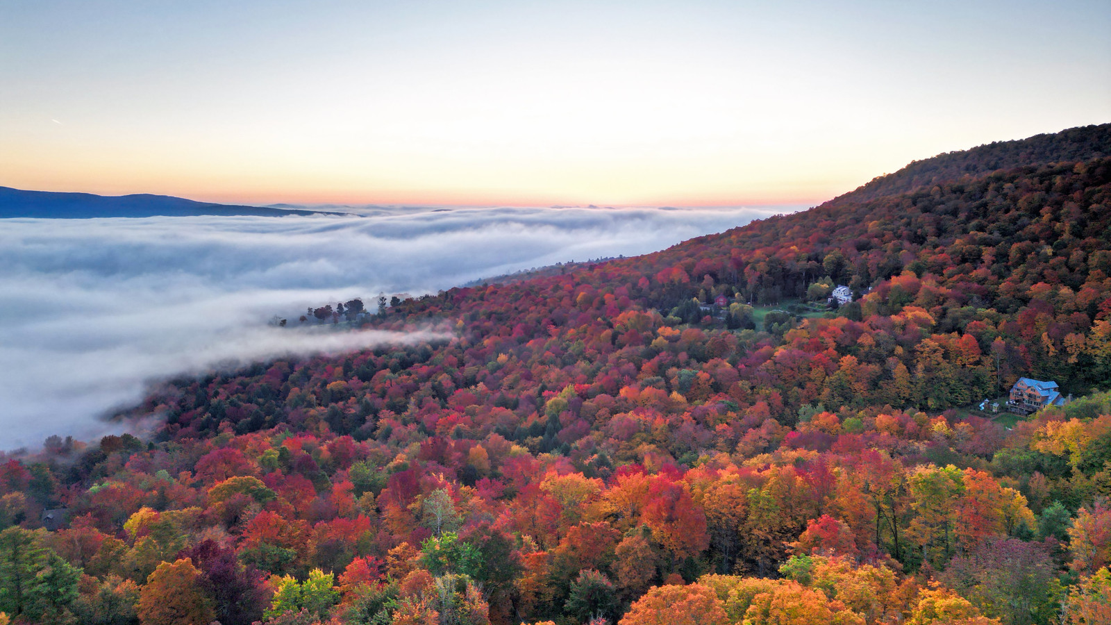 This Vermont Town Gives Stowe Vibes Without The Crowds