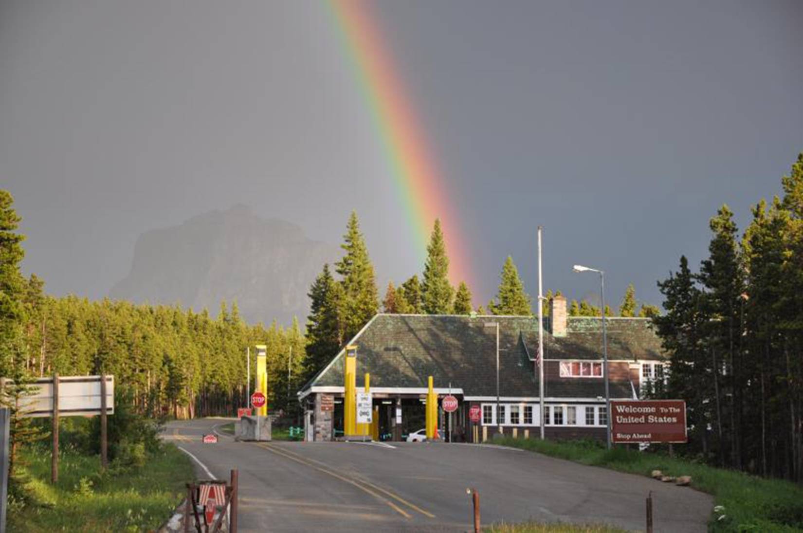 See Two National Parks In The U.S. & Canada On This Underrated Scenic Route