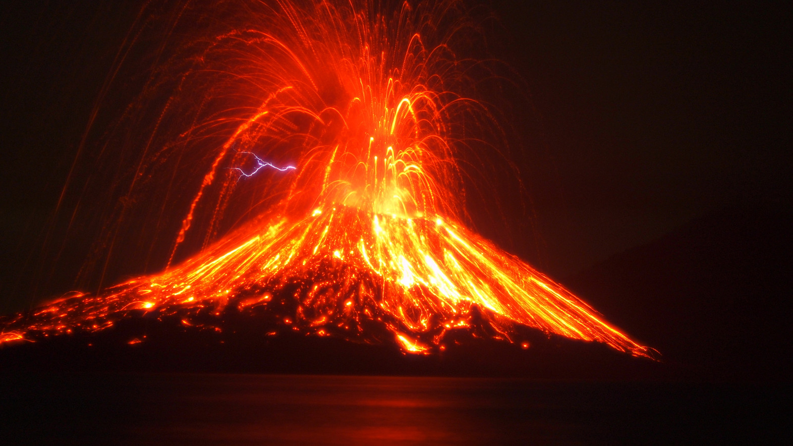 Thousands of Flights Canceled to Bali as Indonesia's Mount Lewotobi Laki-Laki Volcano Continues ...