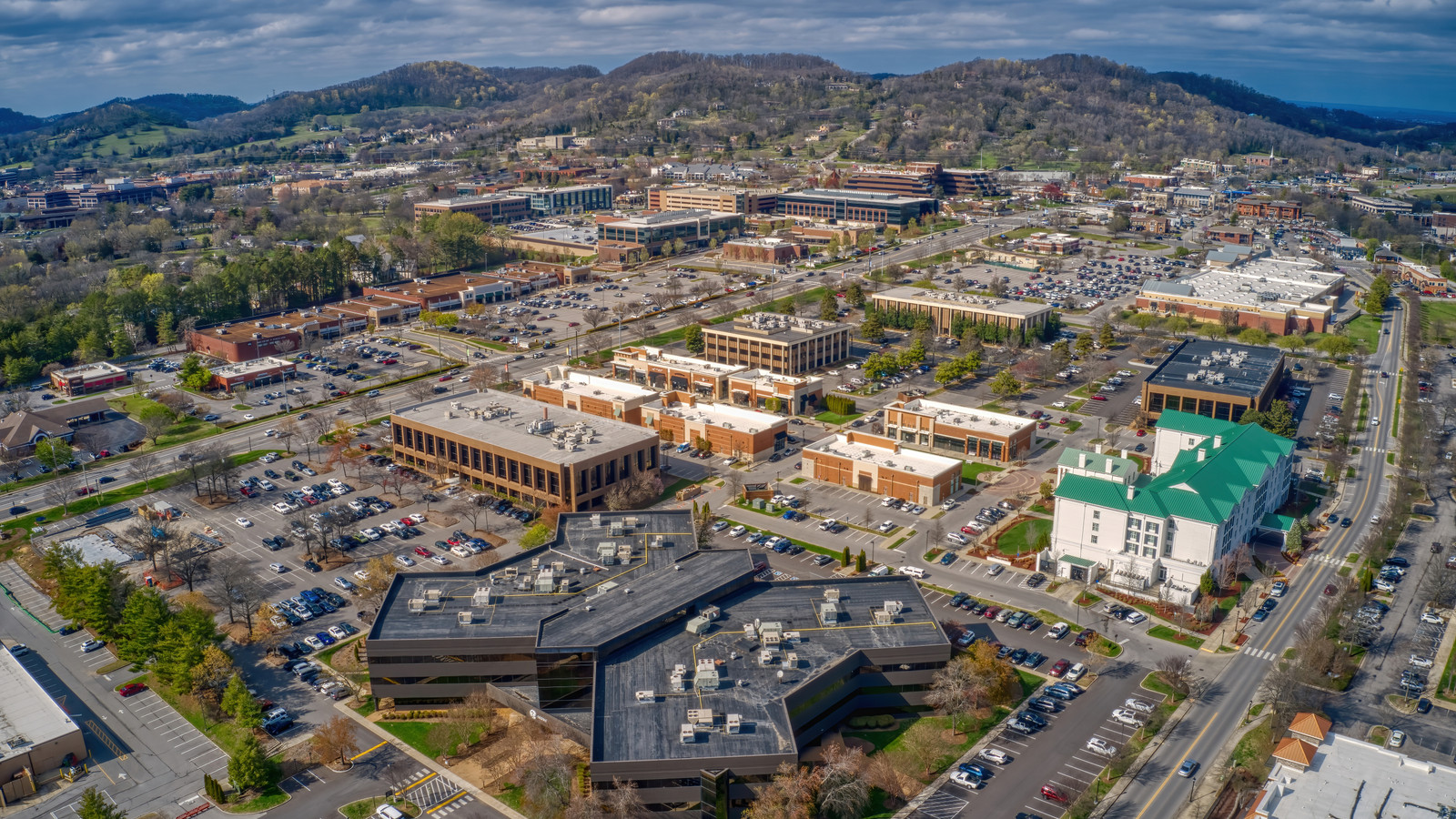 Tennessee's "Beverly Hills" Is Home To The Most Beautiful Neighborhoods ...