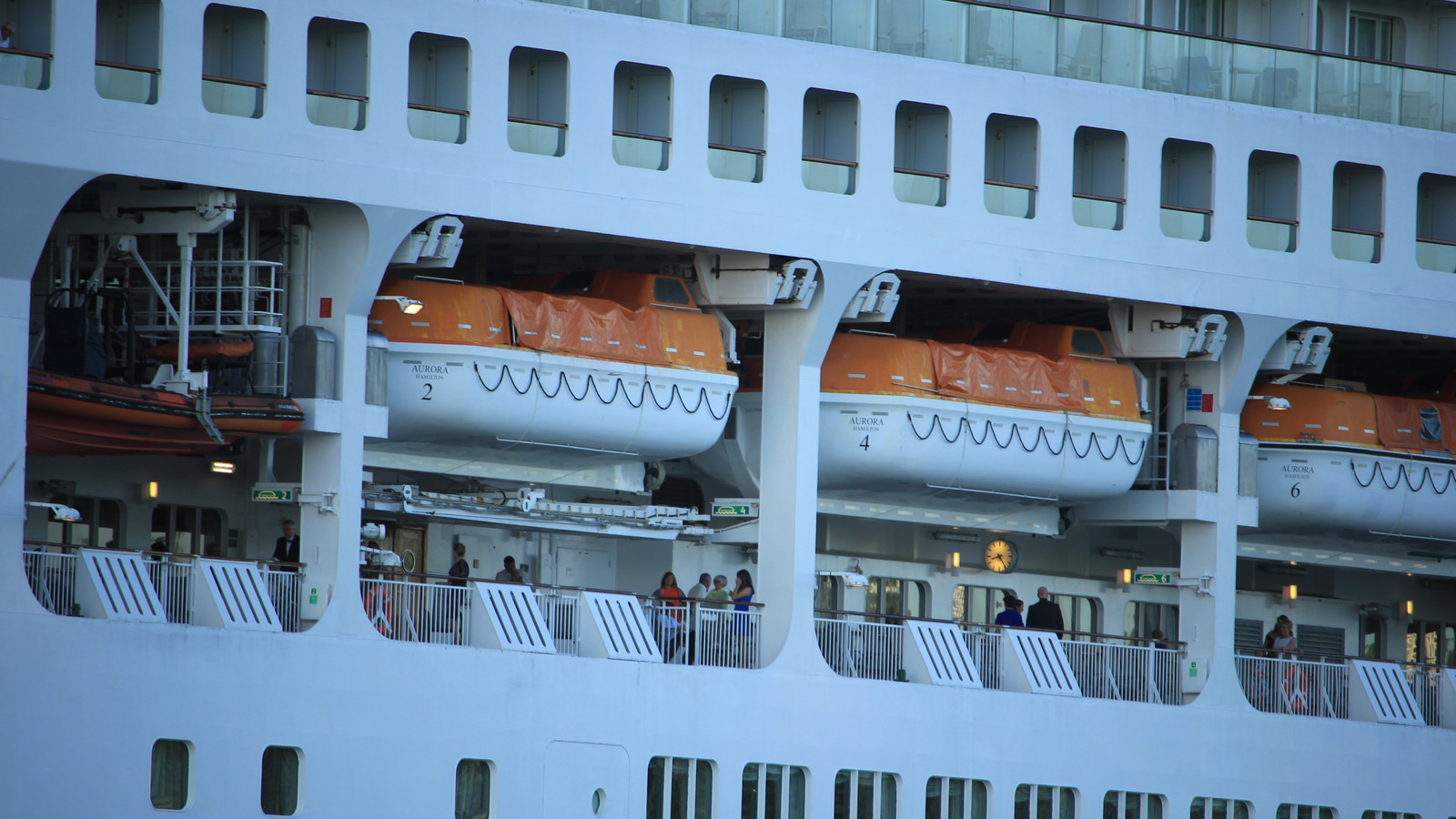 P&O Cruises Crew Members Are "Extremely Apologetic" Over Snow Cone ...