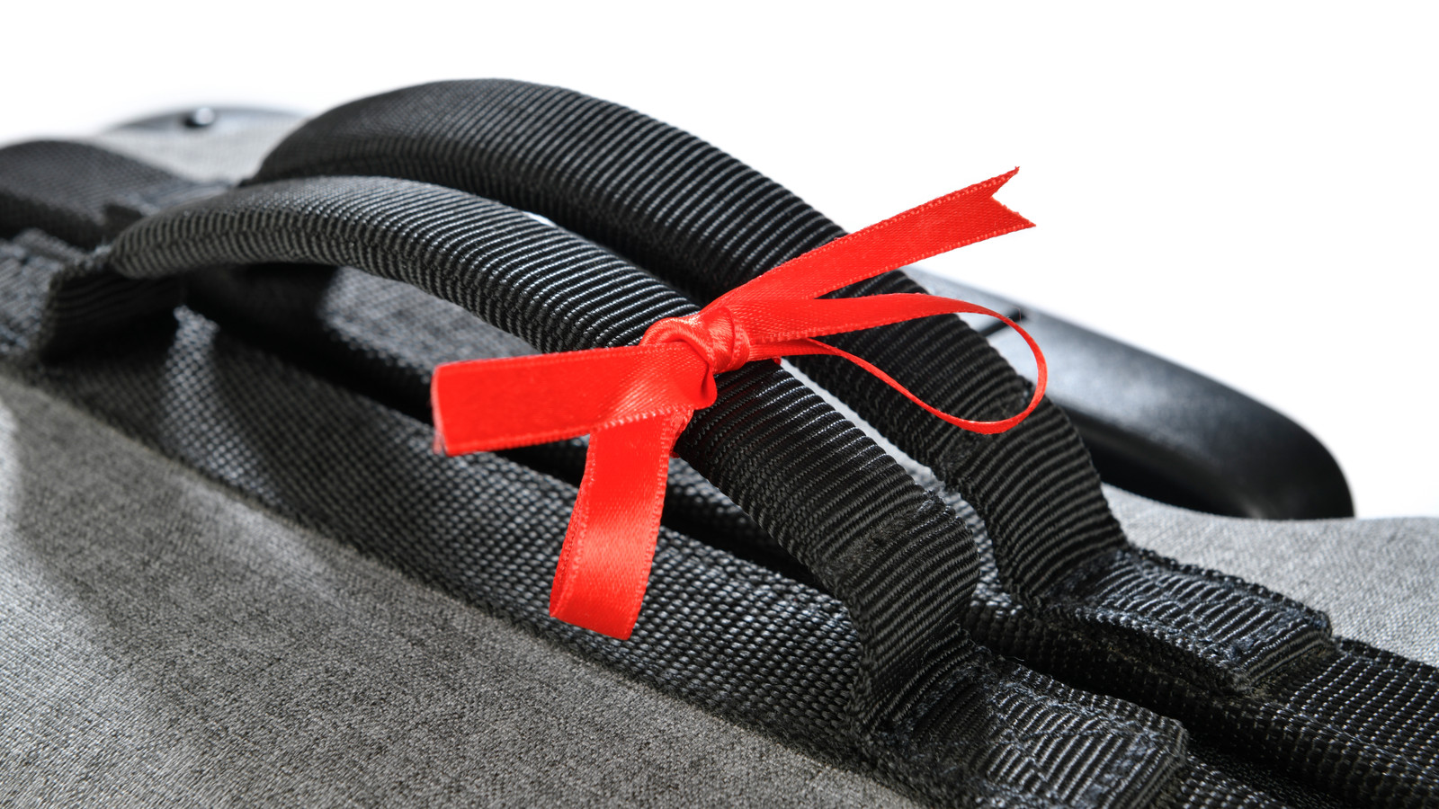 Airport Baggage Handler Warns Not To Tie Ribbons To Checked Luggage