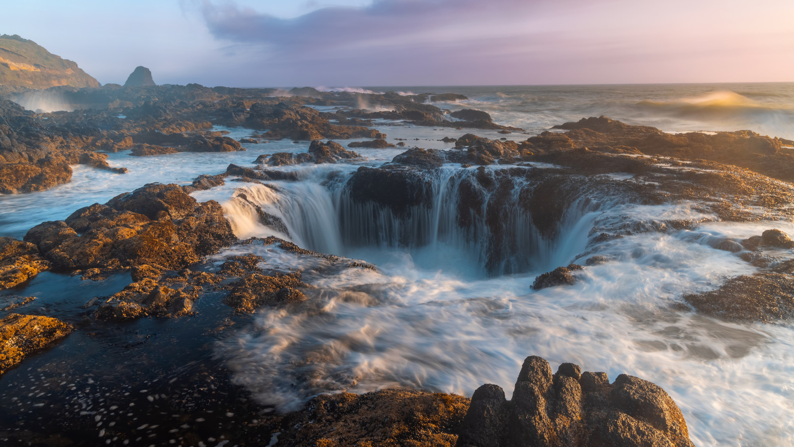 Oregon's Mysterious But Deadly Hole That "Drains" The Ocean