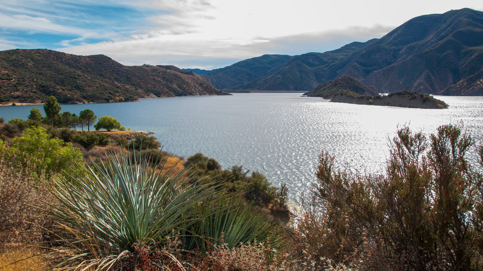 One Of California's Most Underrated Lakes Is A Scenic National Forest ...