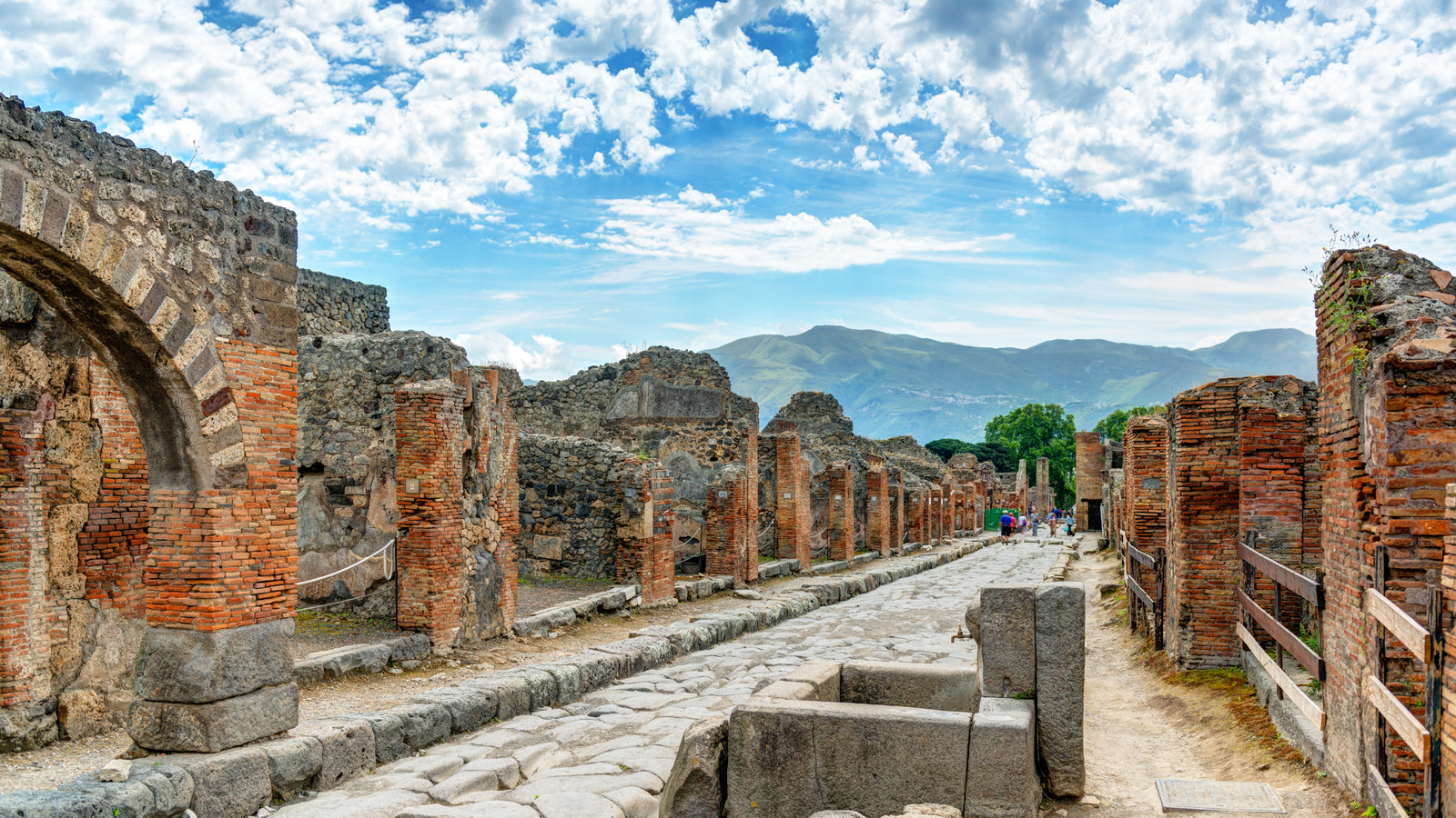 Not Everyone Died At Pompeii Here S What Happened To The Survivors