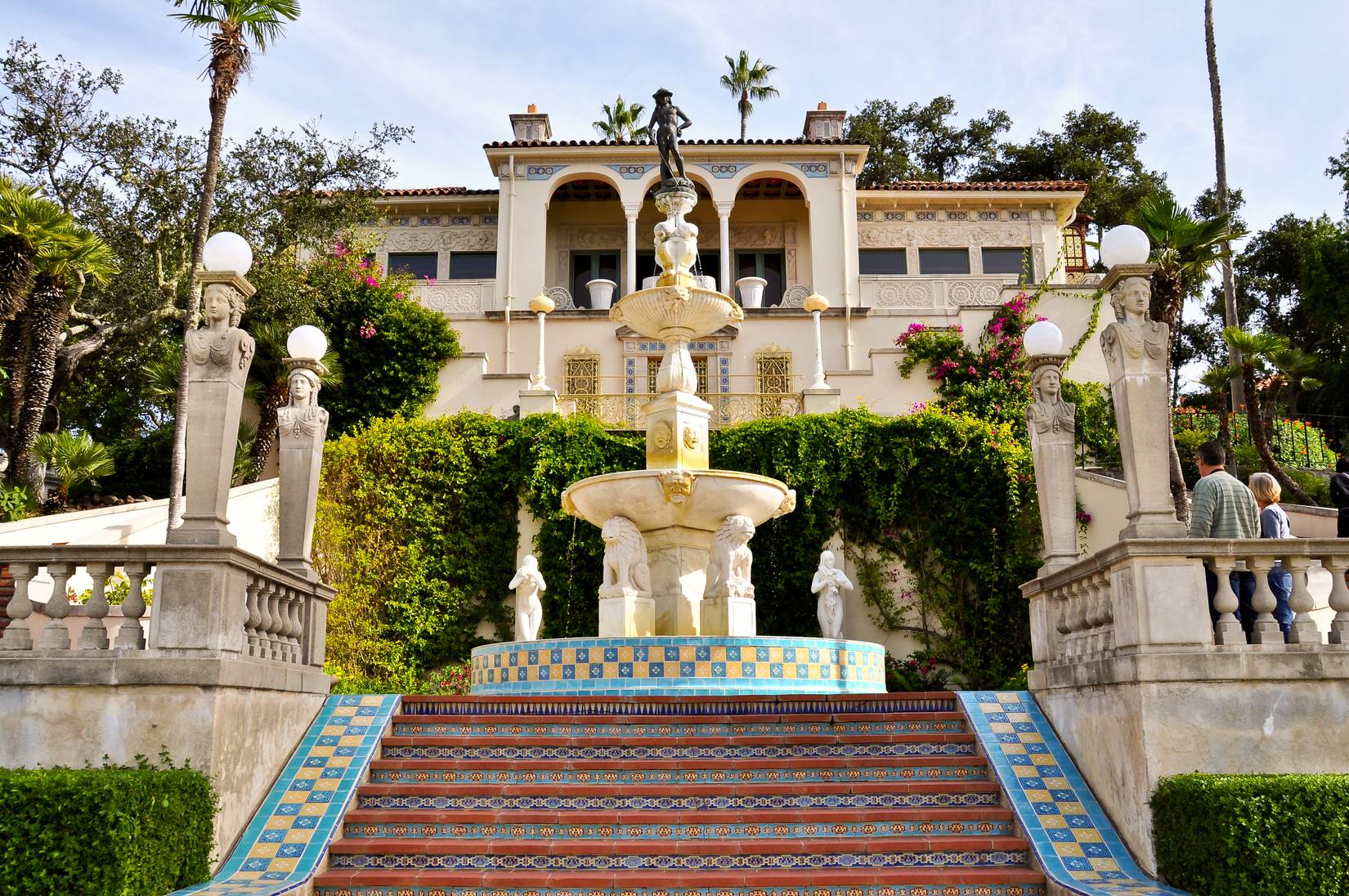 California's "Medieval" Castle Between L.A. And San Francisco Is Like A ...
