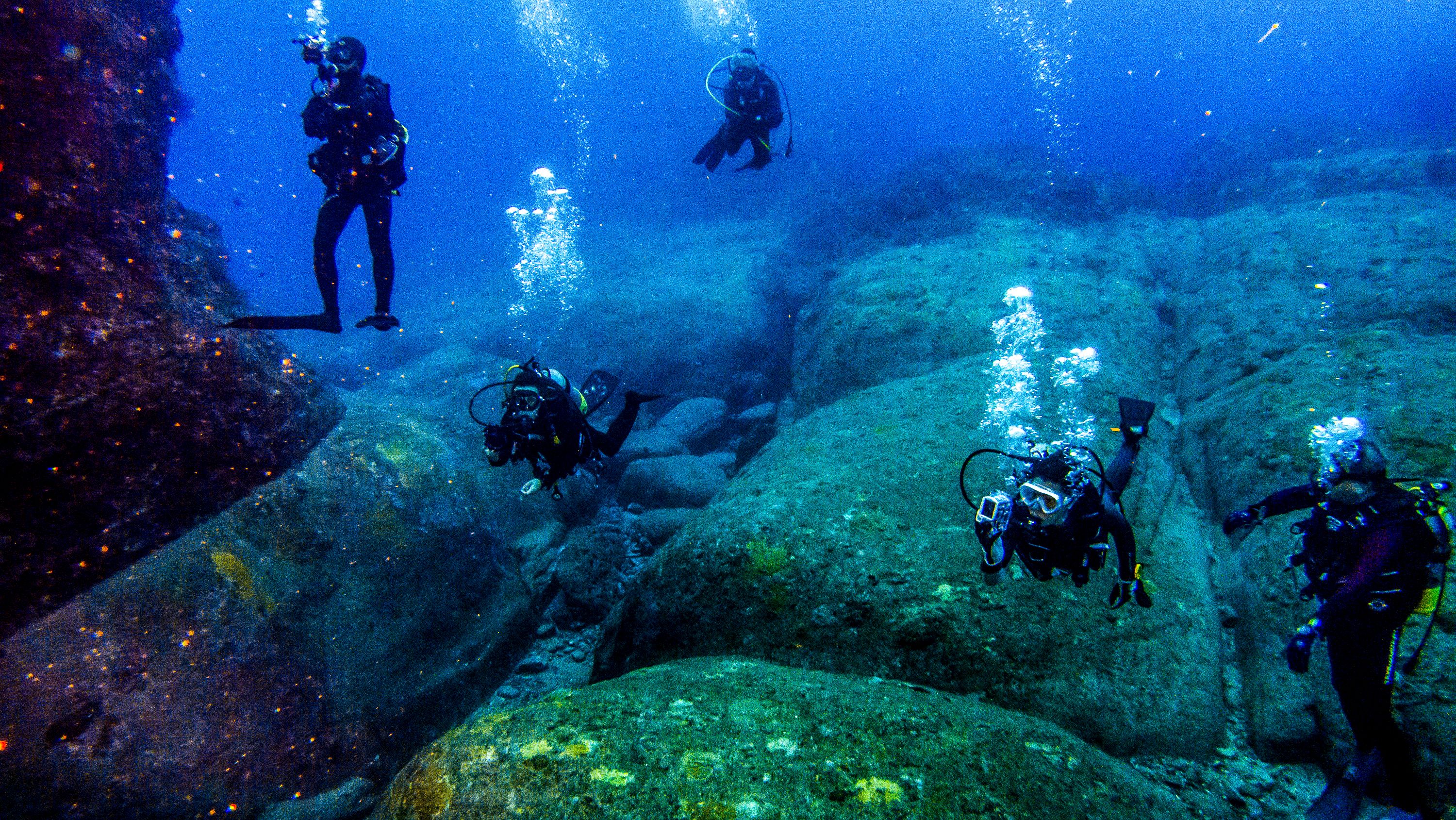 The "Atlantis" Of Japan, A Mysterious 90-Foot Pyramid Under Water ...