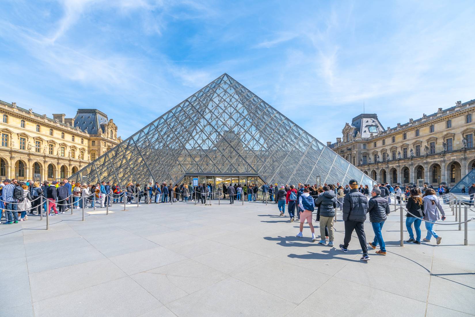 Louvre Museum Closes As Overwhelmed Staff Hit Breaking Point From ...