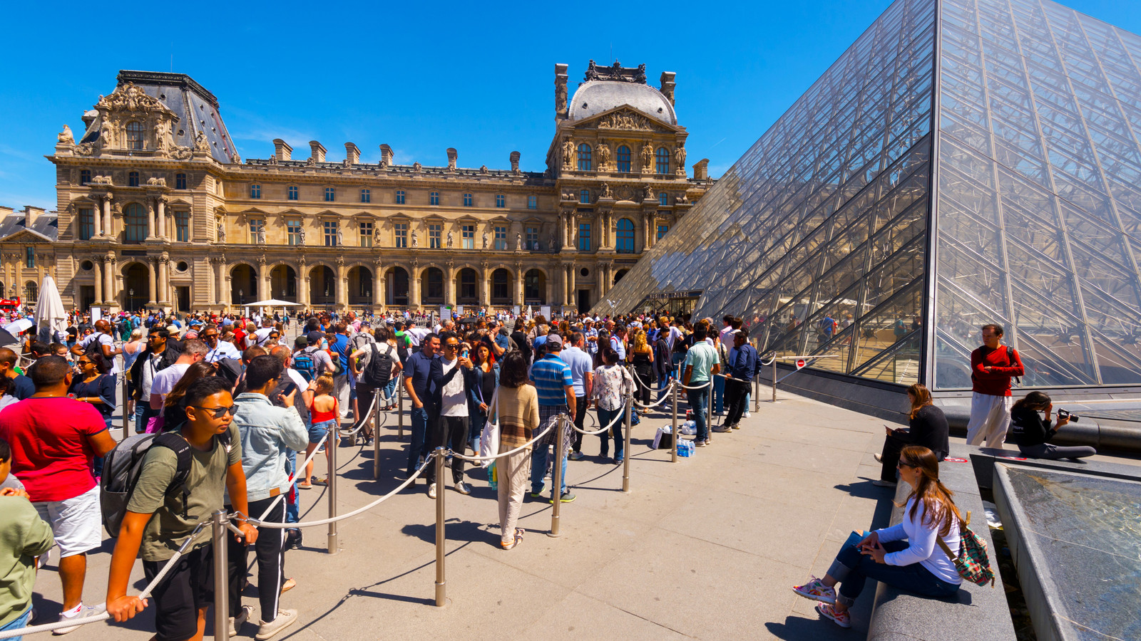 Louvre Museum Closes As Overwhelmed Staff Hit Breaking Point From ...
