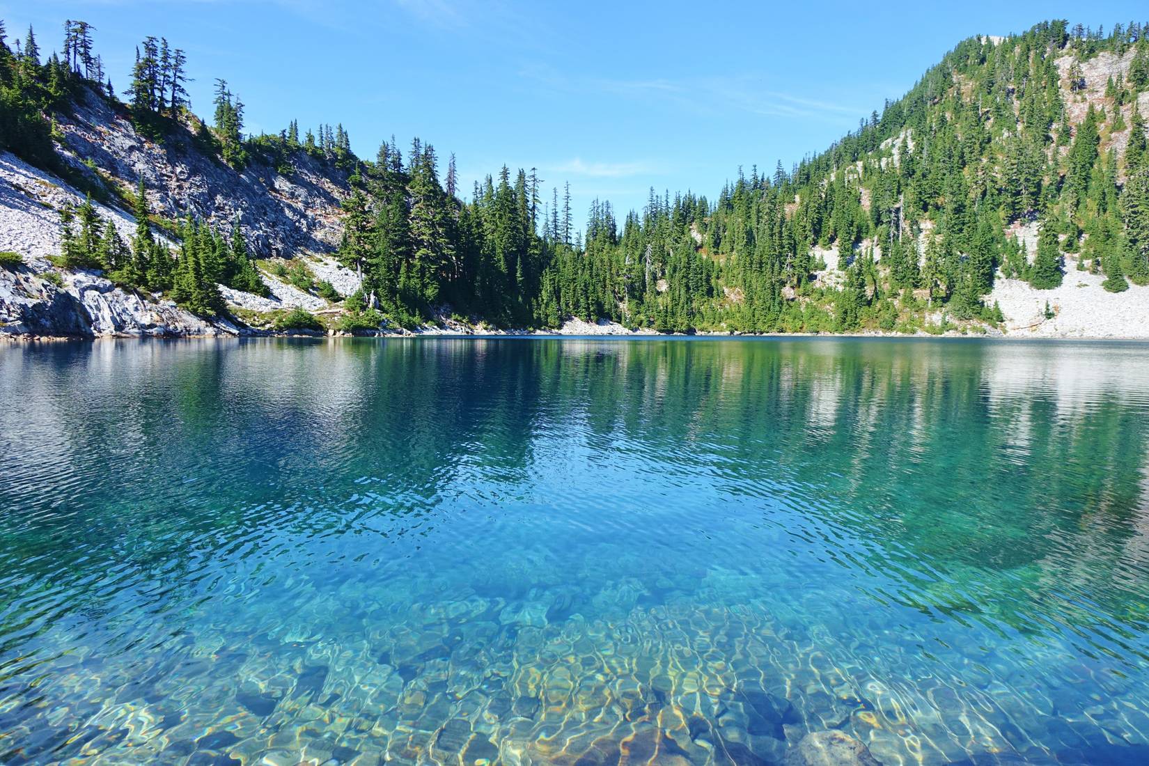 This Hidden "Gem" Alpine Lake Is Surrounded By Spectacular Granite Peaks
