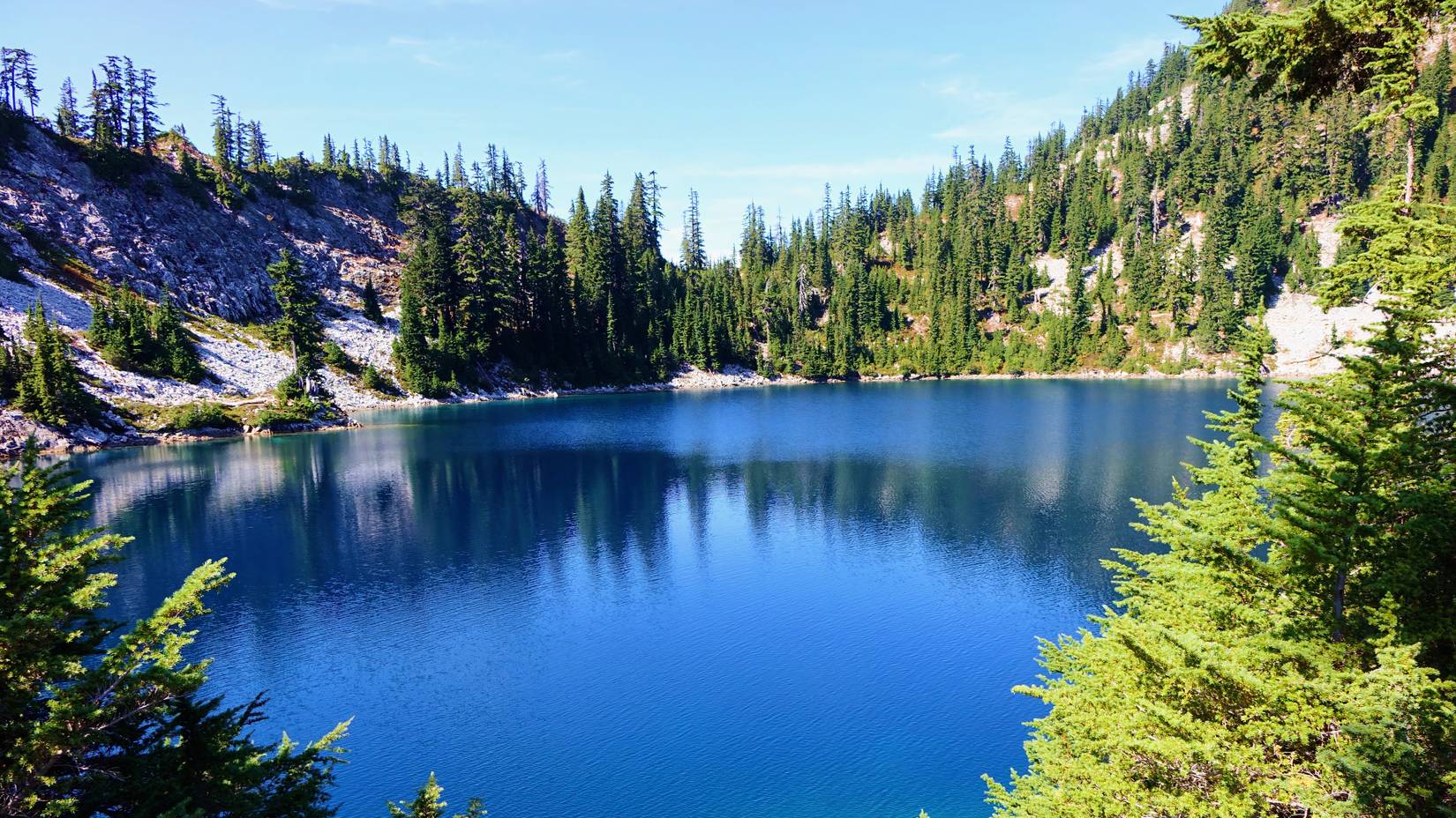 This Hidden "Gem" Alpine Lake Is Surrounded By Spectacular Granite Peaks