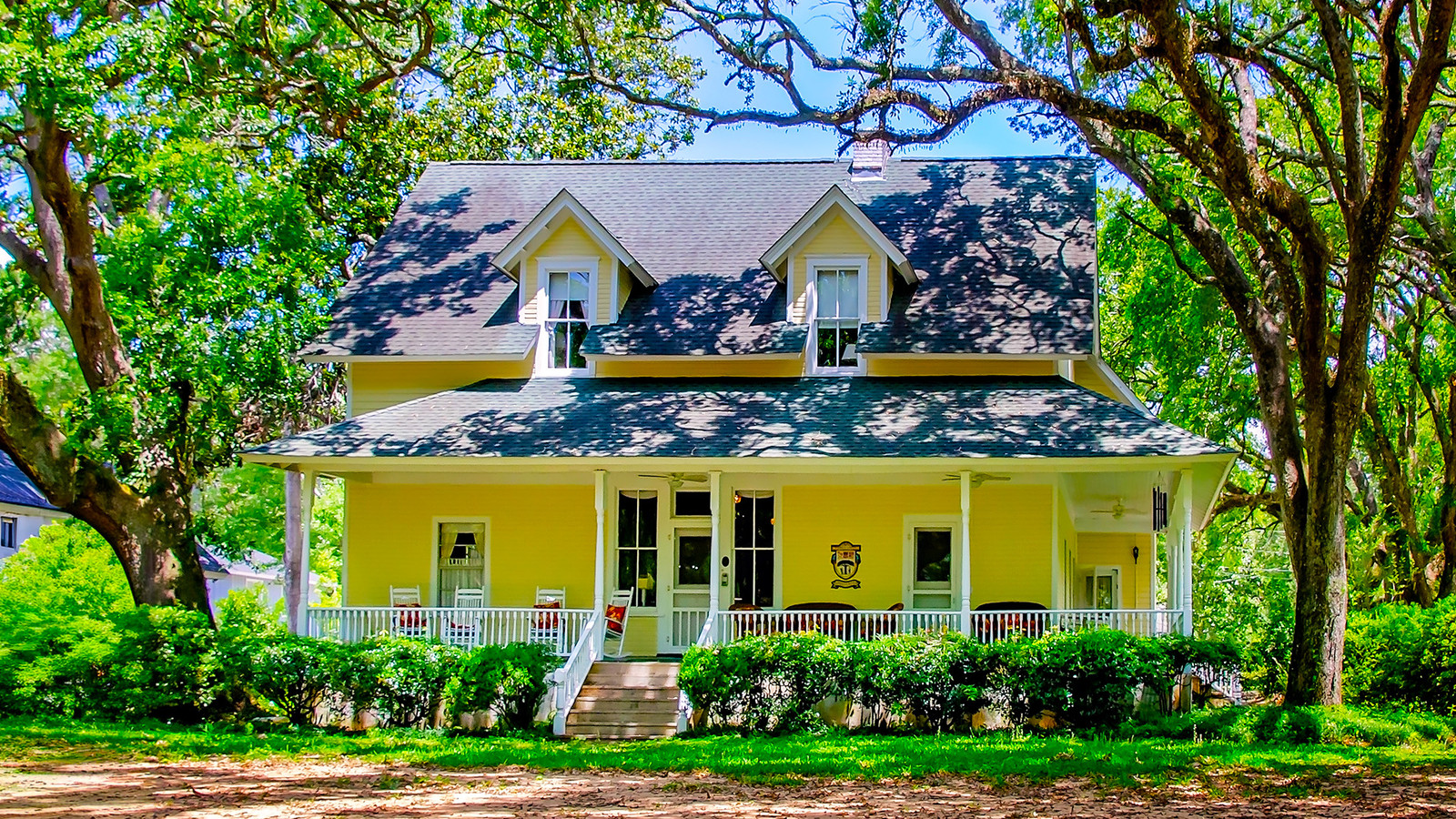 America's Most Beautiful Small Town Is Shaded By Magnolia Trees And Has ...
