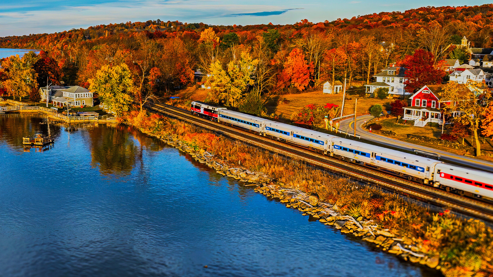 Amtrak's Most Beautiful Fall Train That Crosses The U.S.-Canada Border Shows Off Both Countries ...