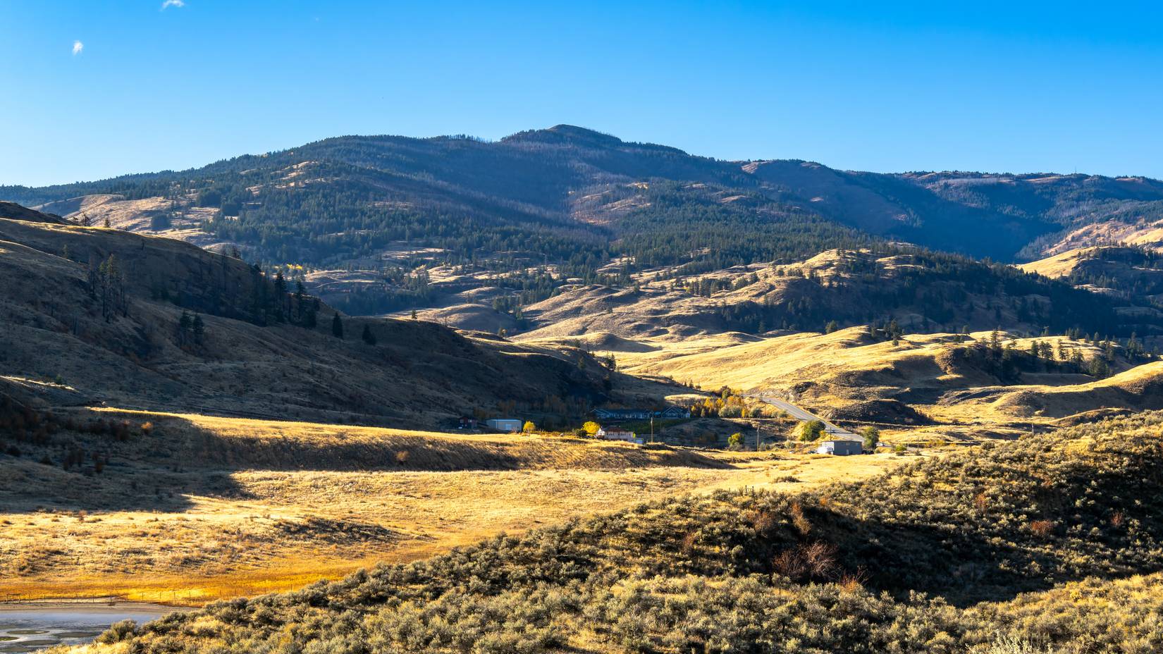 The Cutest Canadian Town On The U.S.-Canada Border Is In The Country's ...