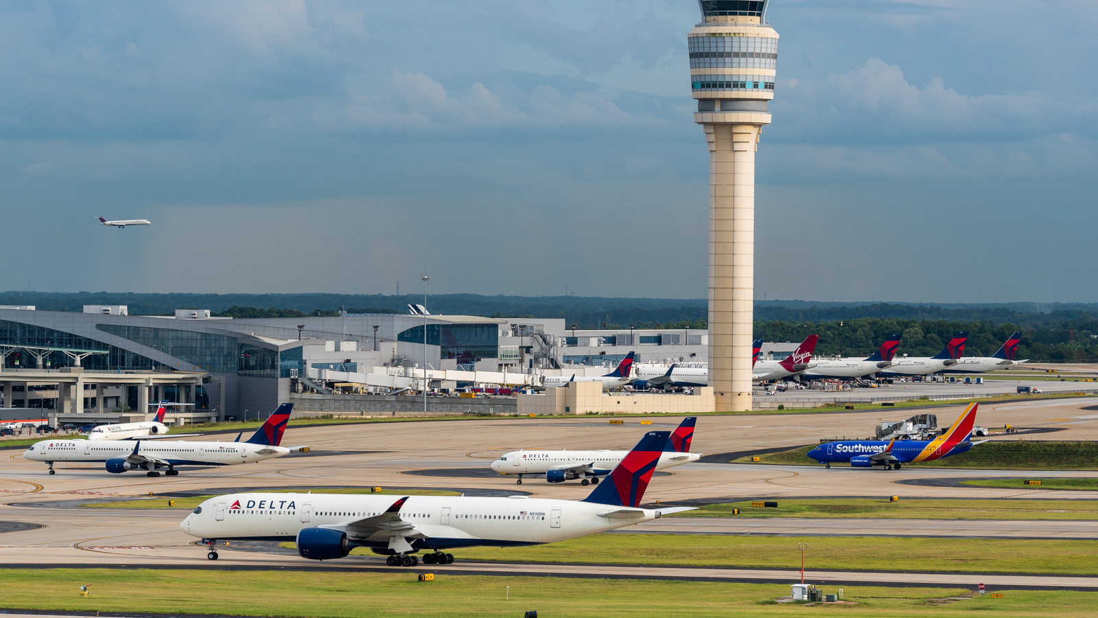 Busiest U.S. Airport Joins 2 Major Hubs To Enforce Ebola Screening ...