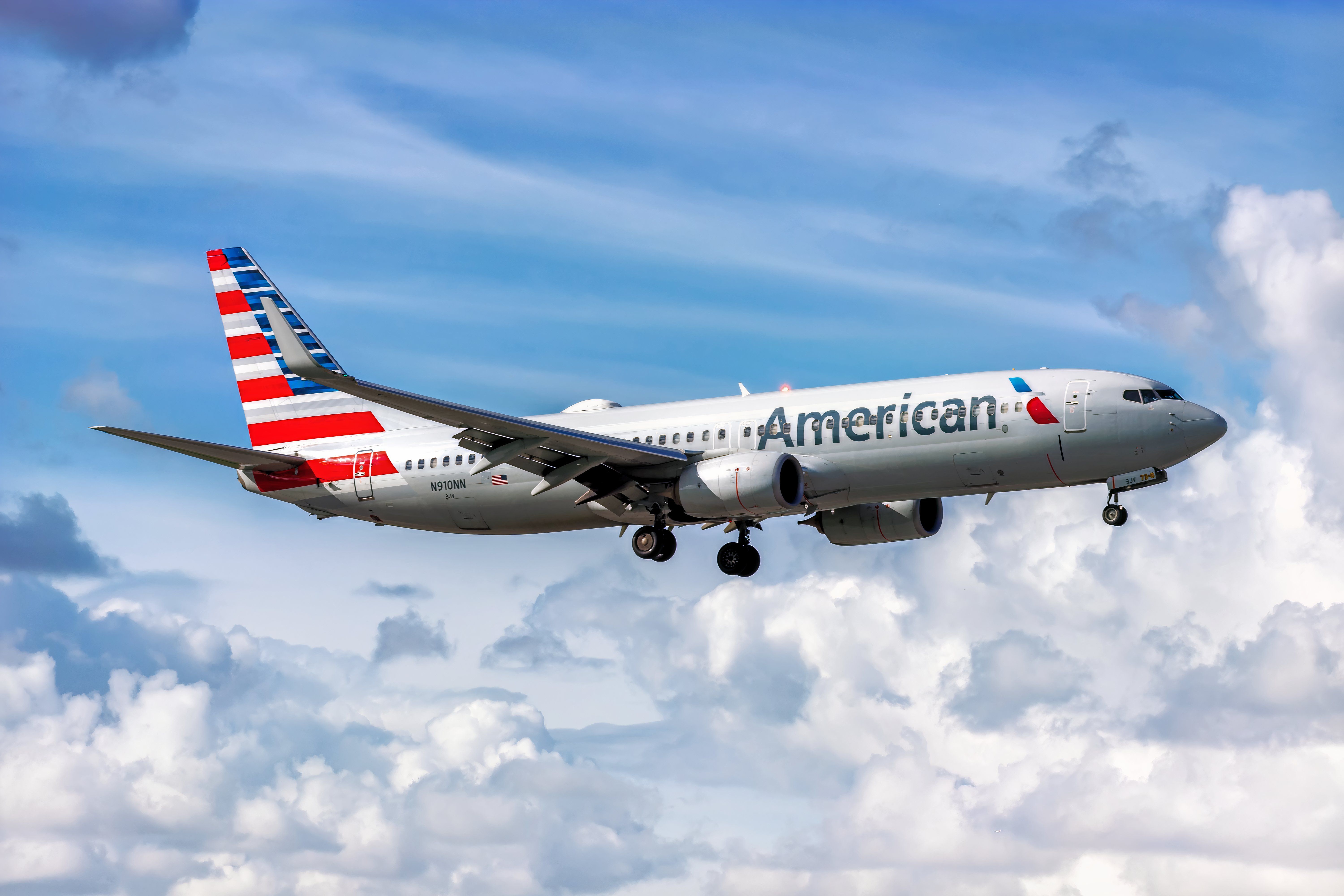 United Airlines Issues Statement After Closing Its Lounge Following ...