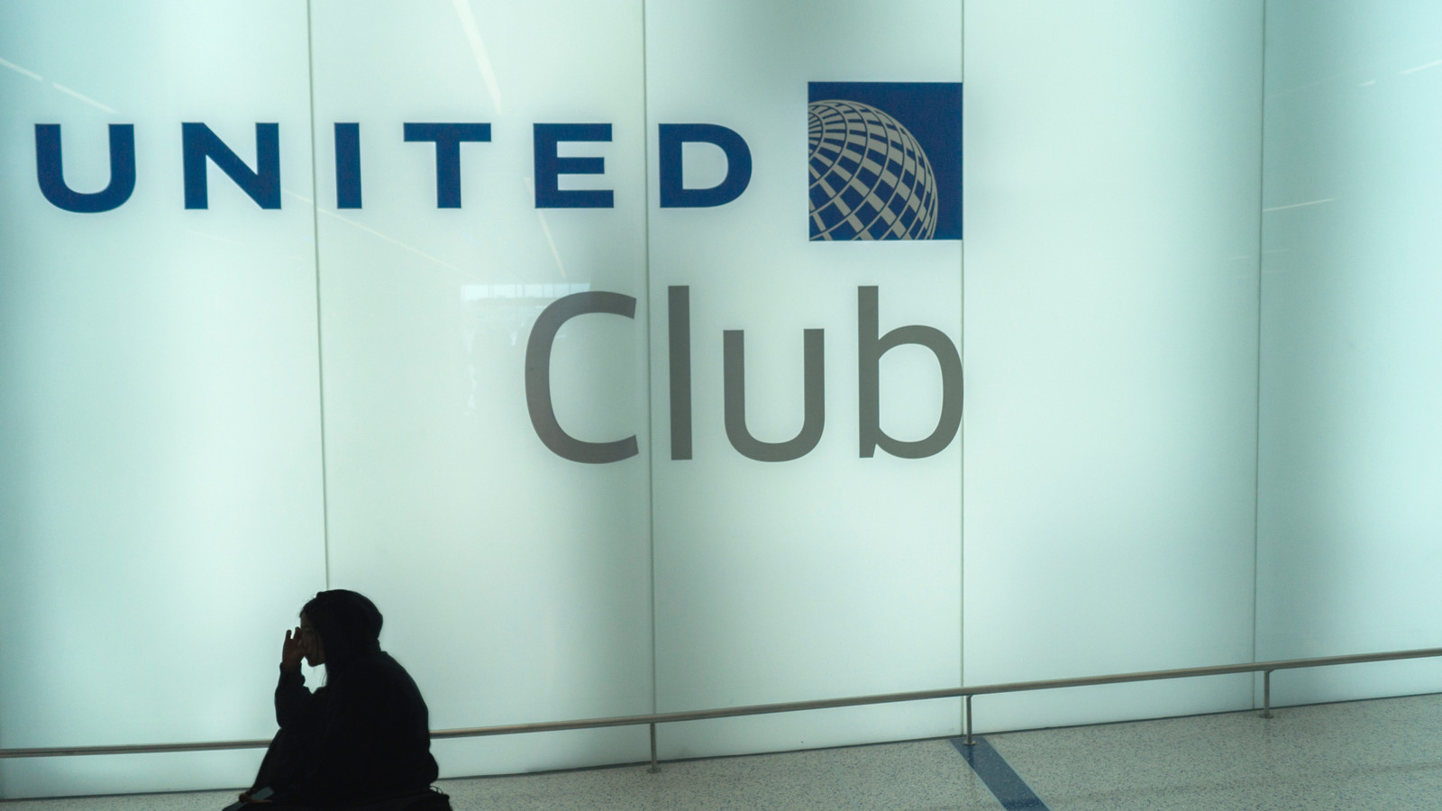 United Airlines Issues Statement After Closing Its Lounge Following ...