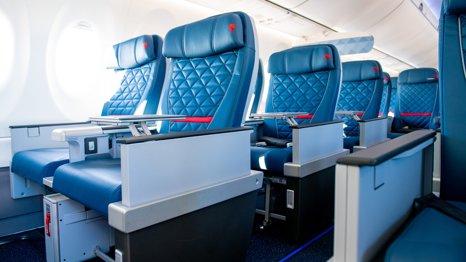 Delta Air Lines Attendant's Awkward Response To First Class Passenger ...
