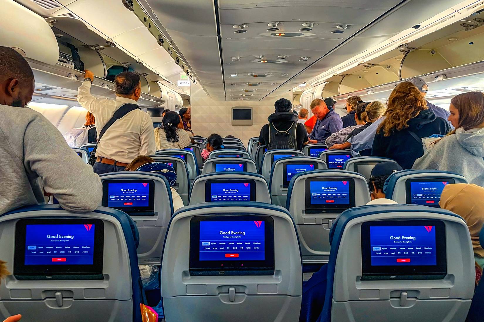 Delta Air Lines Attendant's Awkward Response To First Class Passenger ...