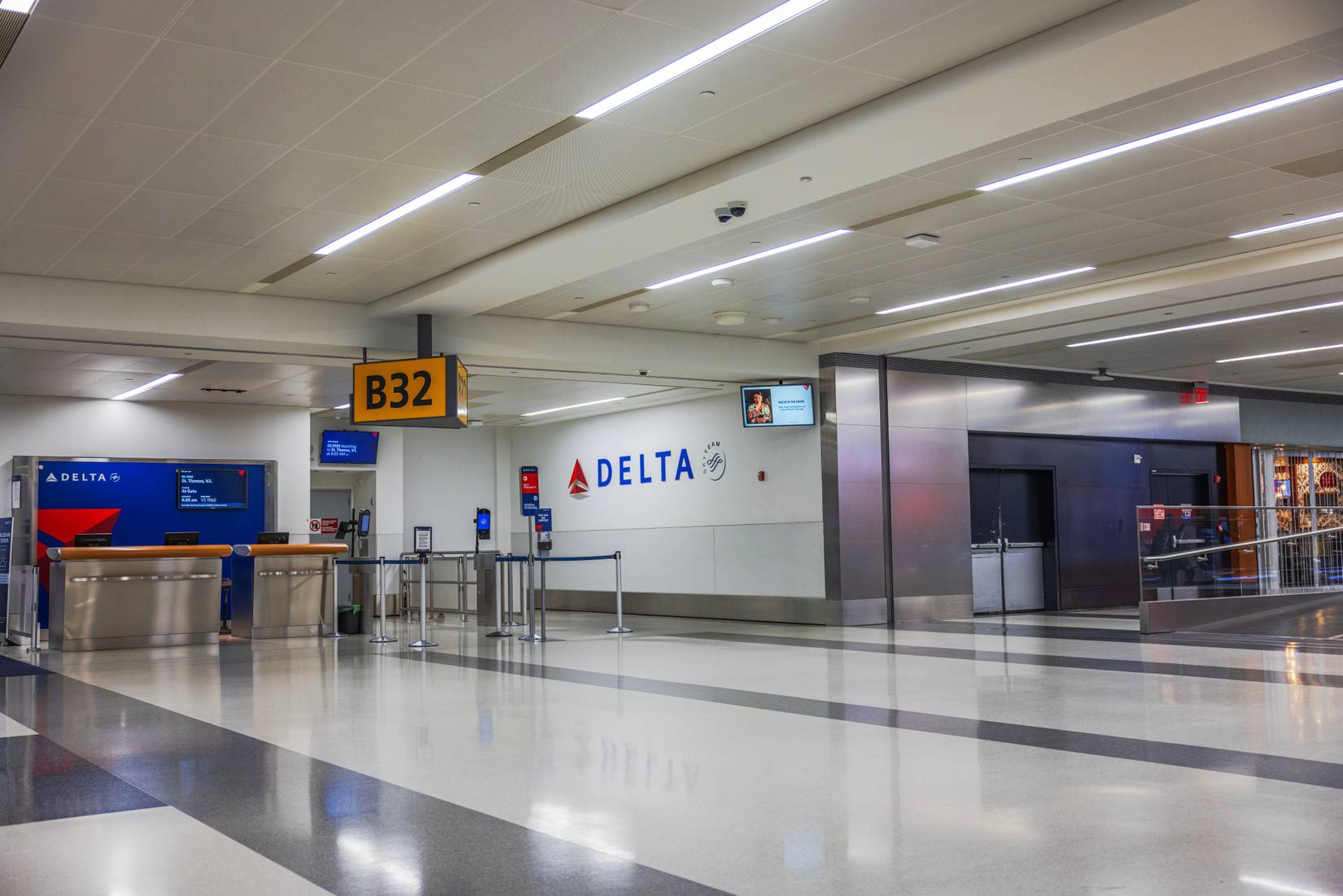 Delta Air Lines Flight 4819 That Crashed At Toronto Pearson Airport ...