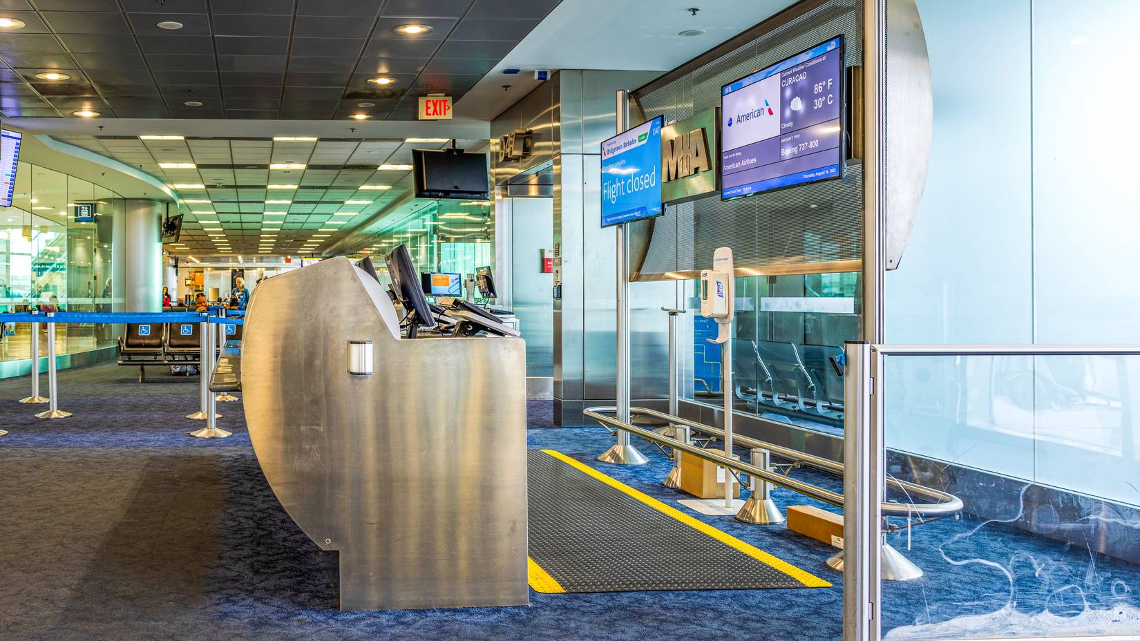 American Airlines Employee Breaking Boarding Rules Draws Complaints ...