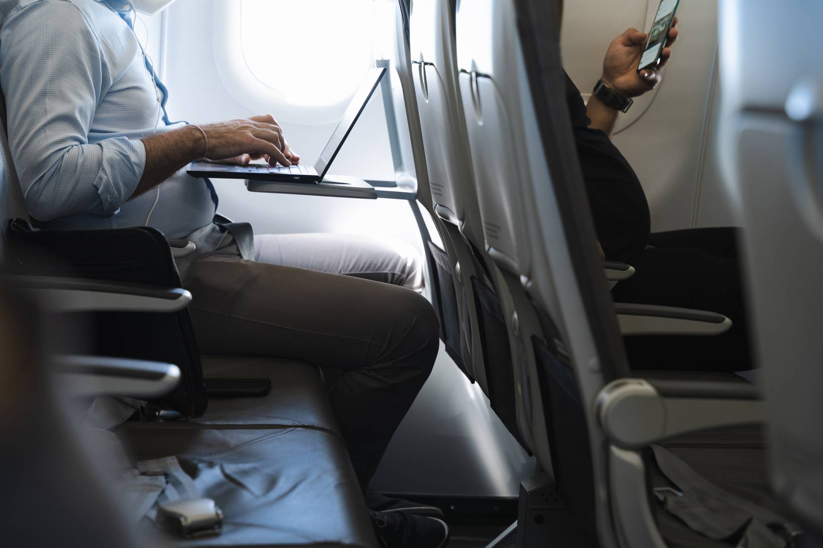 United Airlines Passenger Calls Out Electronic Device Behavior Flight ...