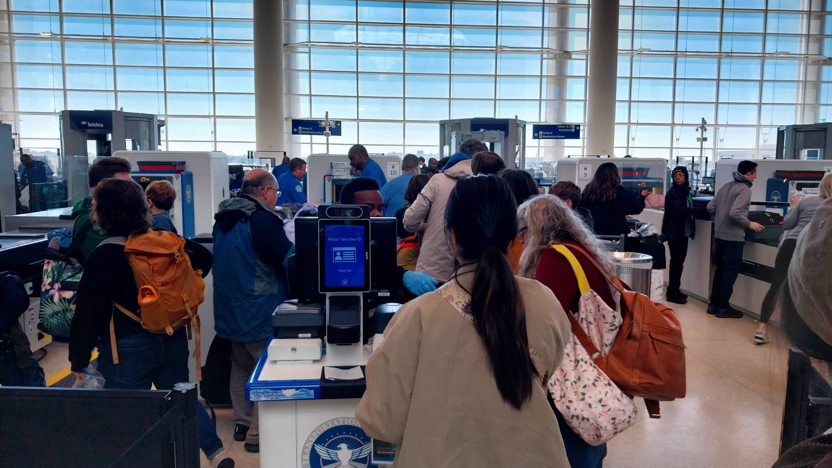 United Airlines Reaches Out To Passengers As Security Line Wait Times ...